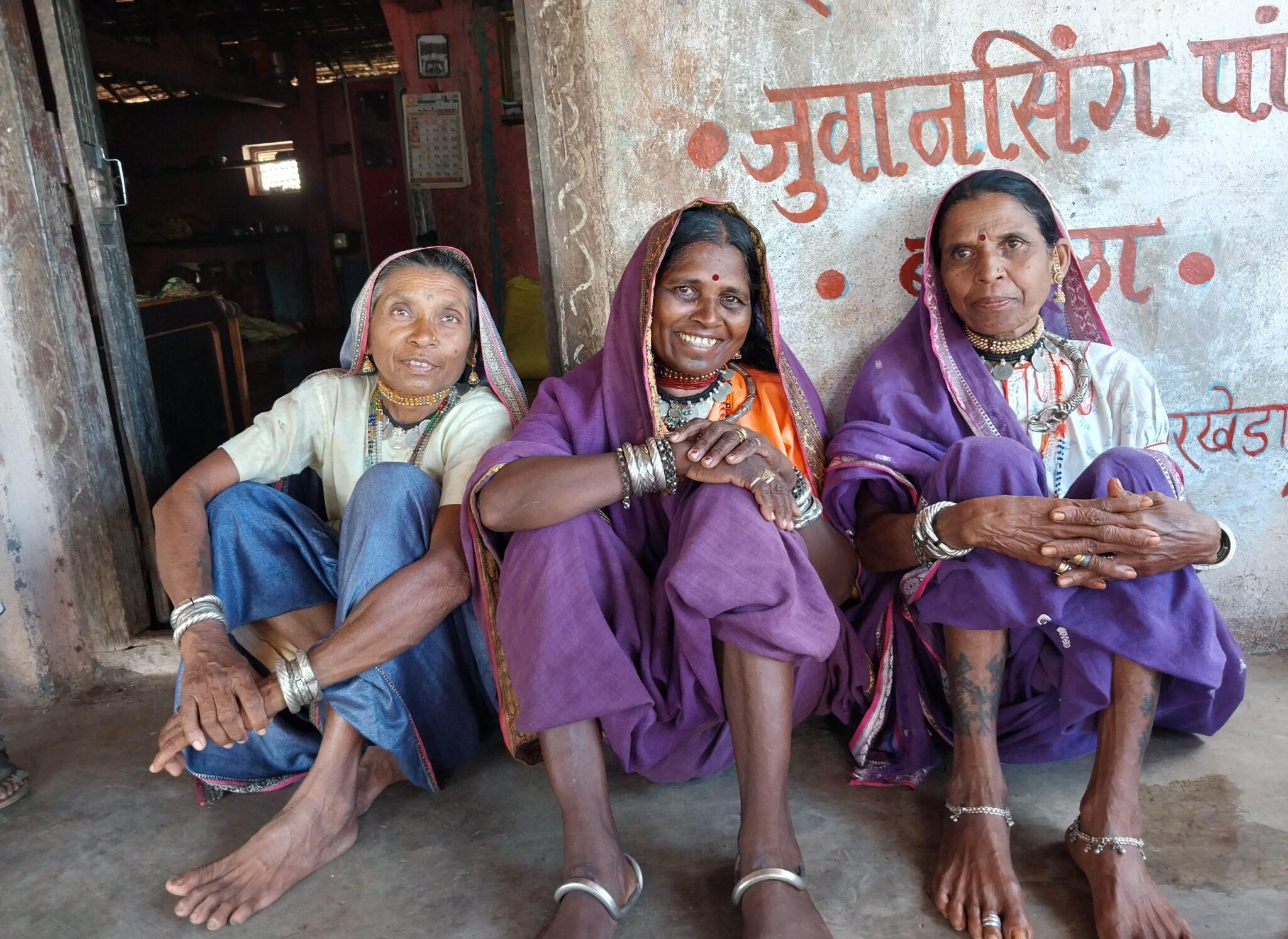 पारंपरिक पोशाक से क्यों मुंह मोड़ रहीं ये महिलाएं - The Indian Tribal